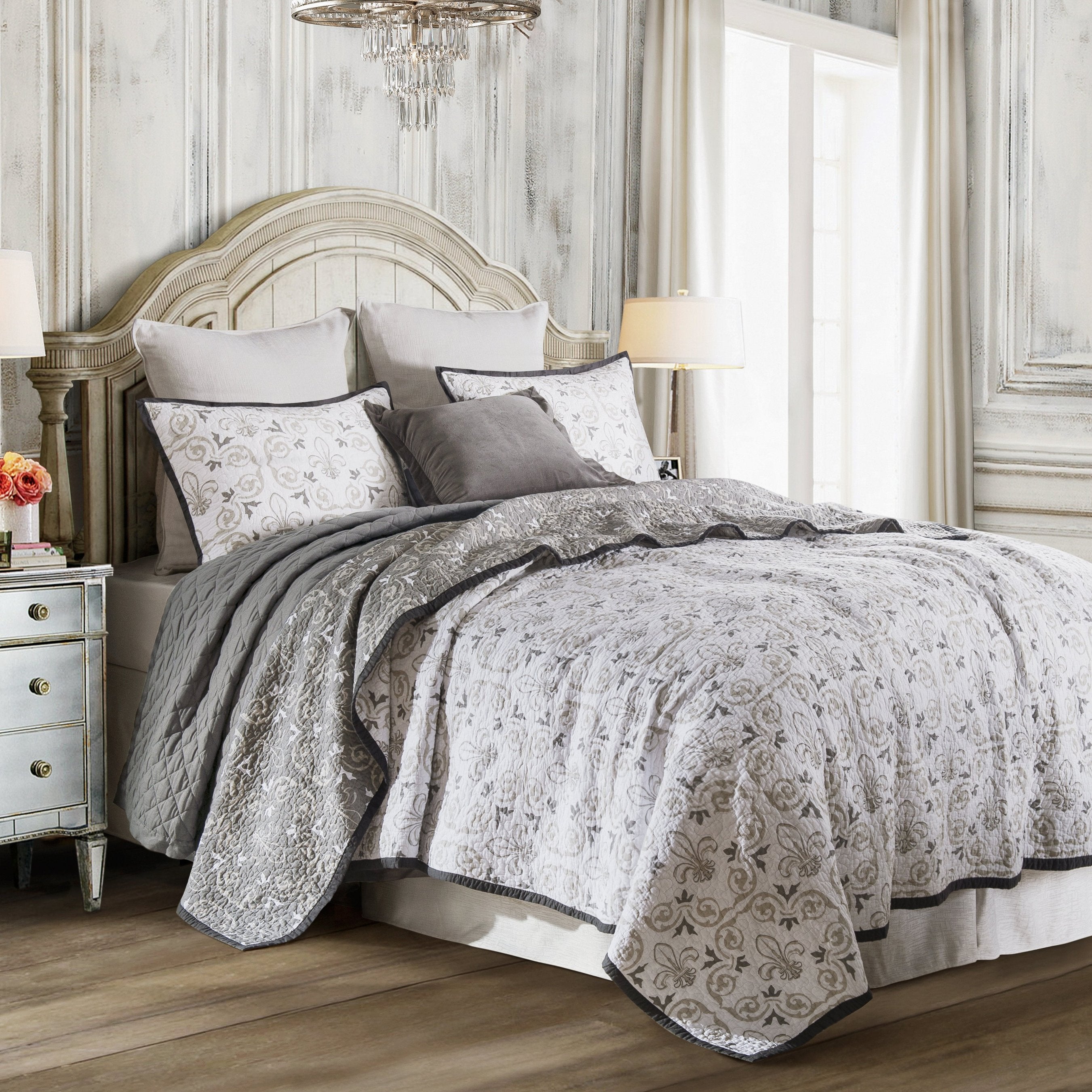 Fleur De Lis Reversible Quilt Set - Elegant 3-Piece Bedding for a Sere