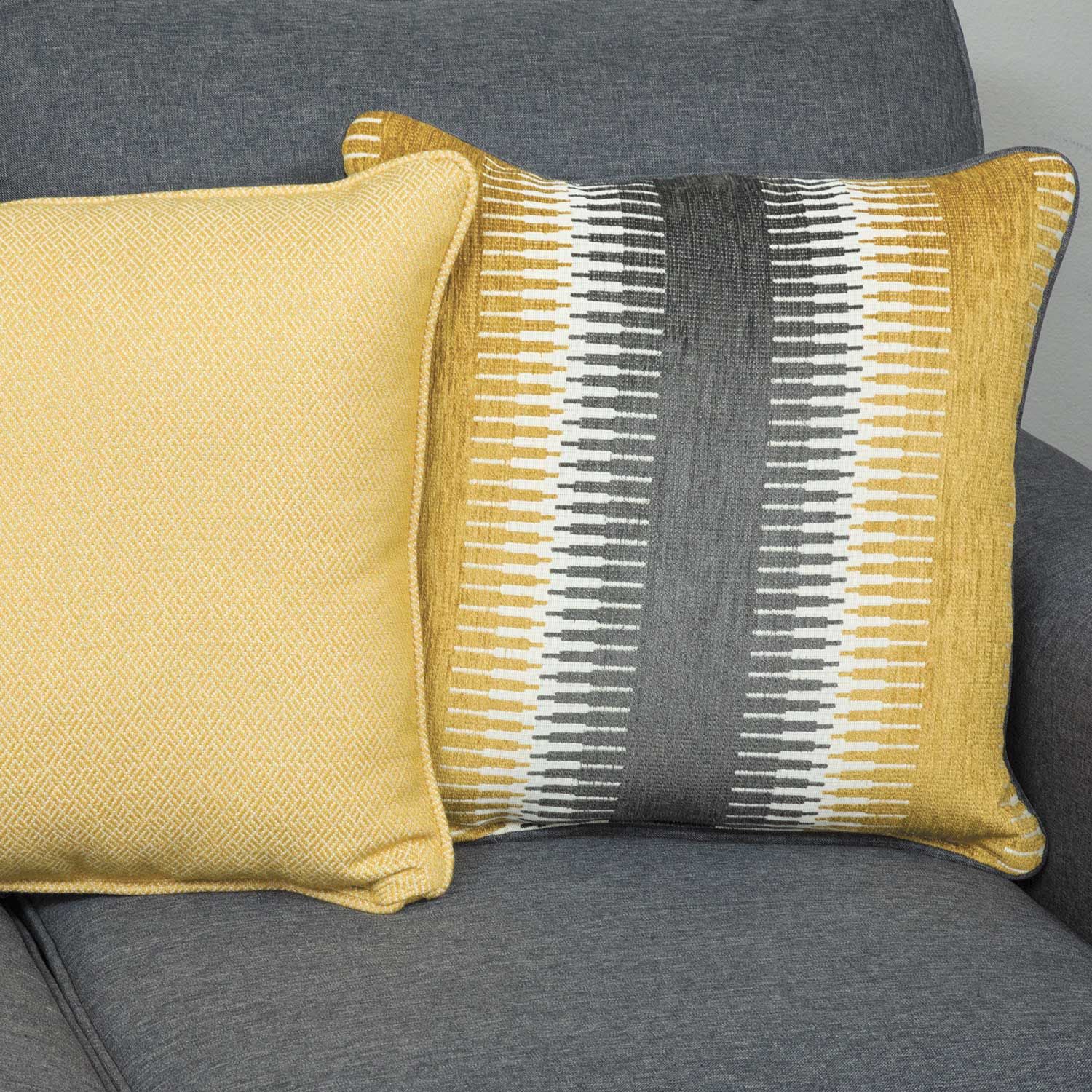 2600 Transitional Sofa – Stylish Comfort with Reversible Cushions & Cu